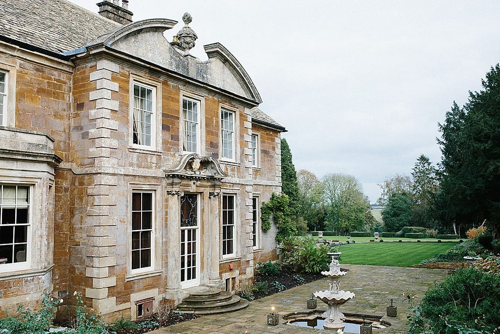 Minimalist Chic at Thorpe Manor - County House Wedding Inspiration