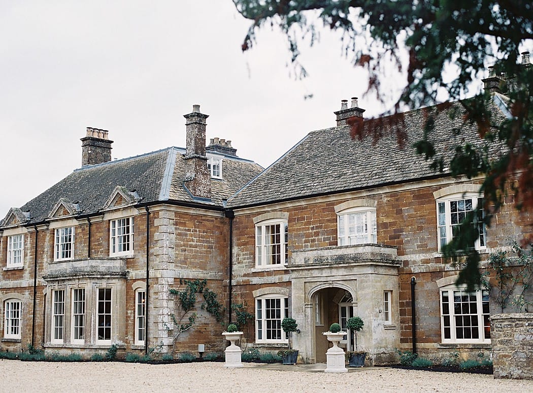 Minimalist Chic at Thorpe Manor - County House Wedding Inspiration